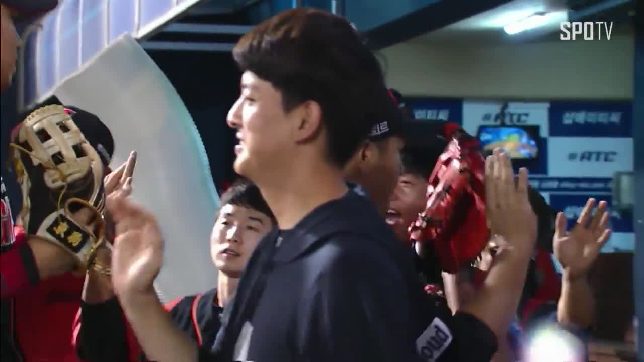 Busan Lotte Giants triple play.