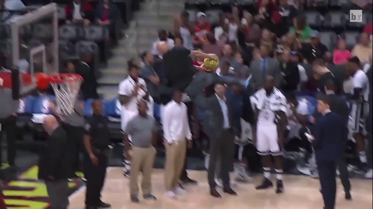 This Atlanta Hawks fan does an acrobatic dunk using the trampoline and ...