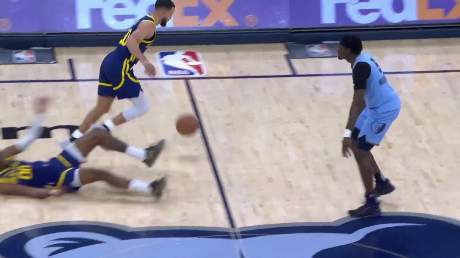 Watch [Highlight] Grizzlies commentators hilariously calling out Steph’s double dribble and not ...