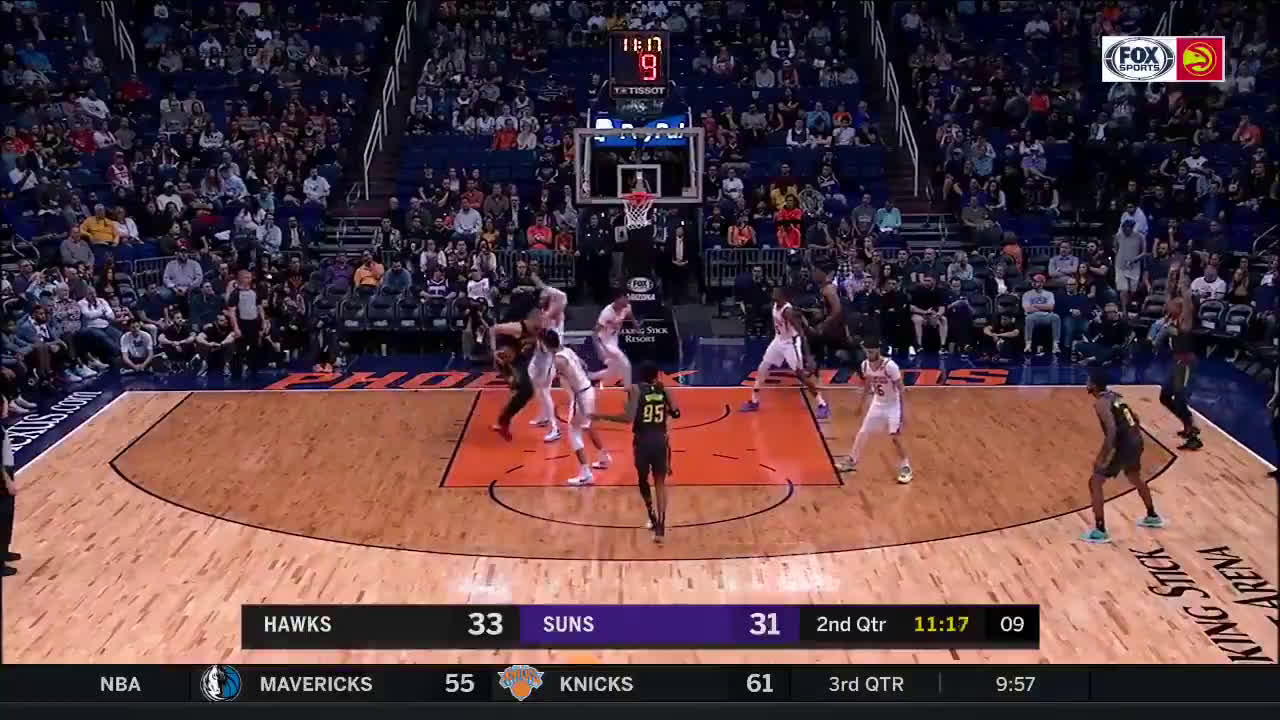 [Highlight] Alex Len dunks on Baynes and stares him down briefly