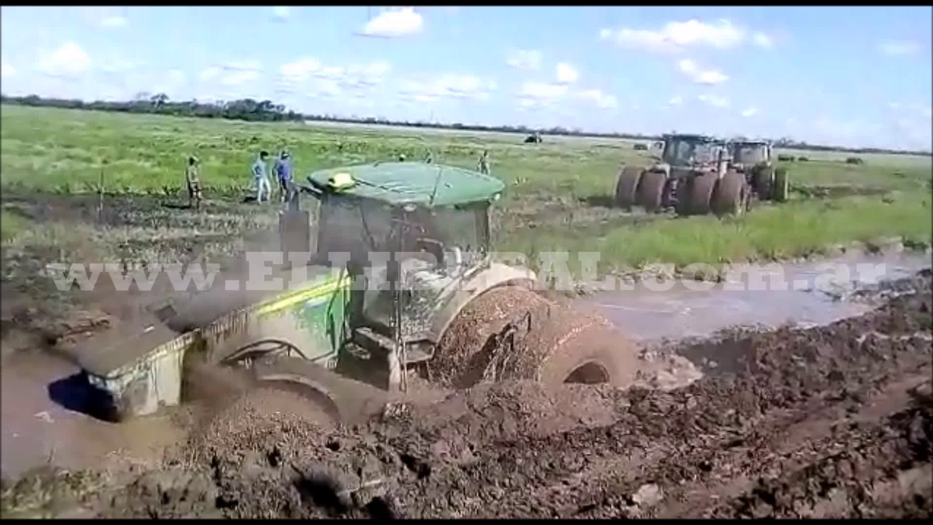 Tractor atascado en El Nochero