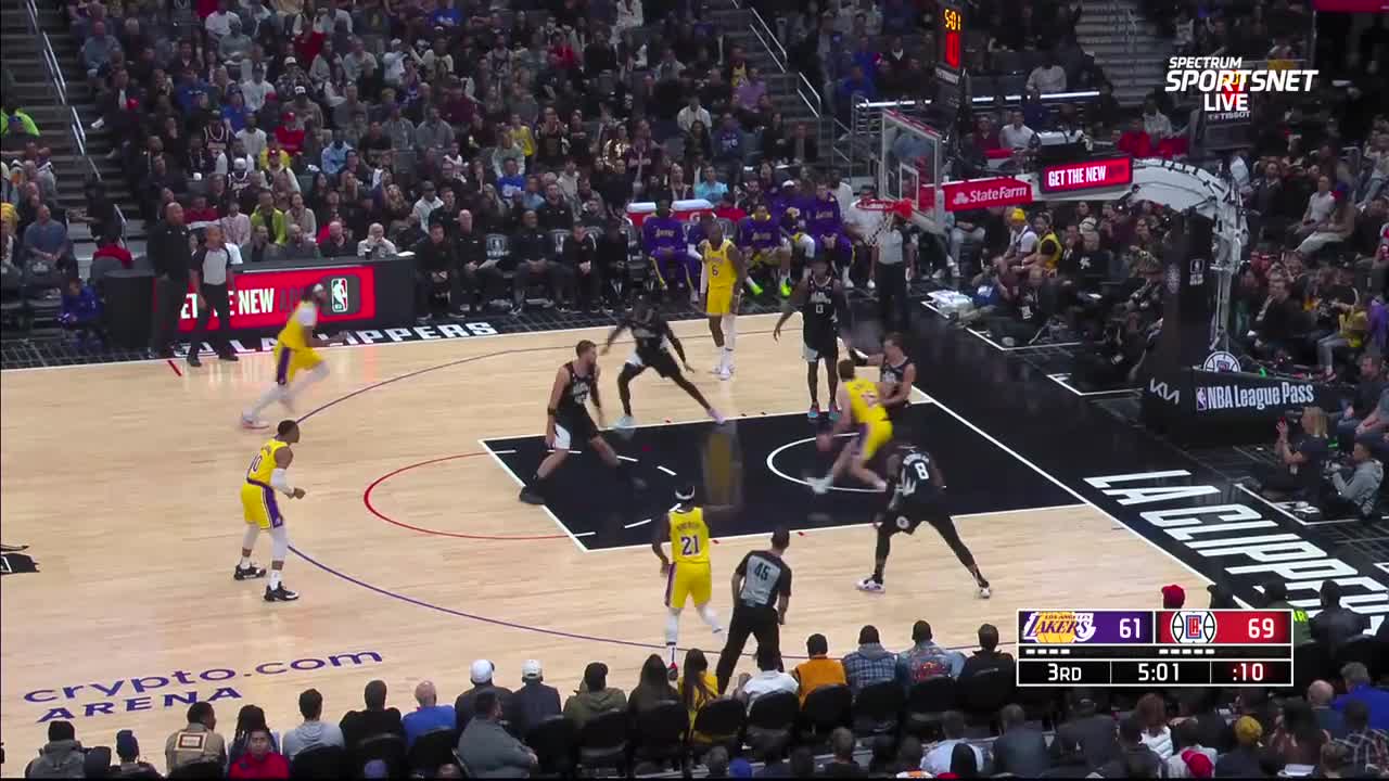LeBron behind-the-back pass