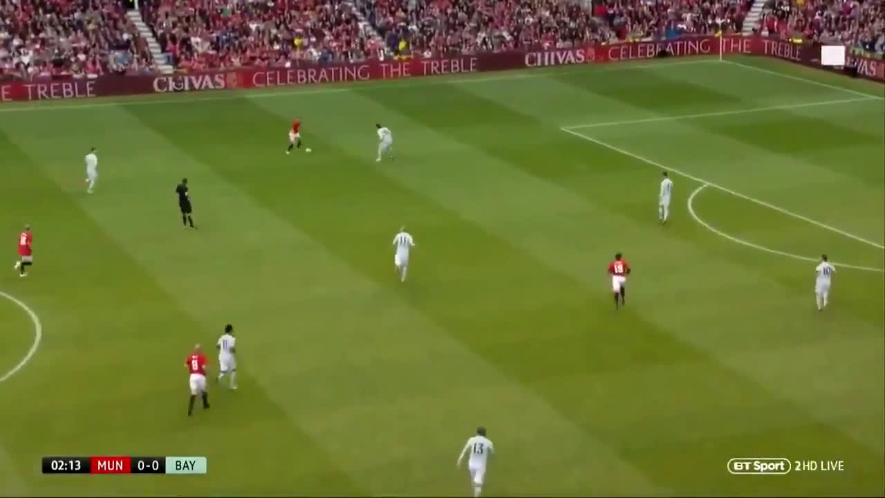 44yr old David Beckham with a brilliant 50-yard cross-field pass