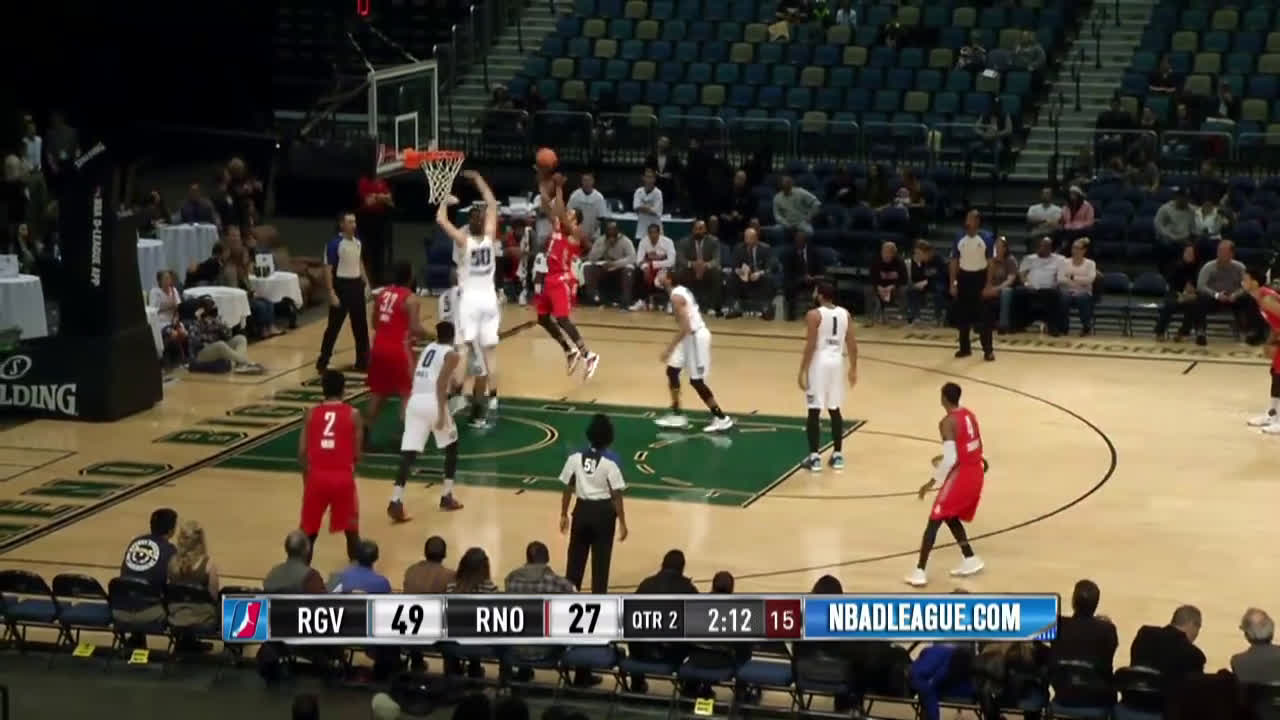 Help side block on Darius Morris