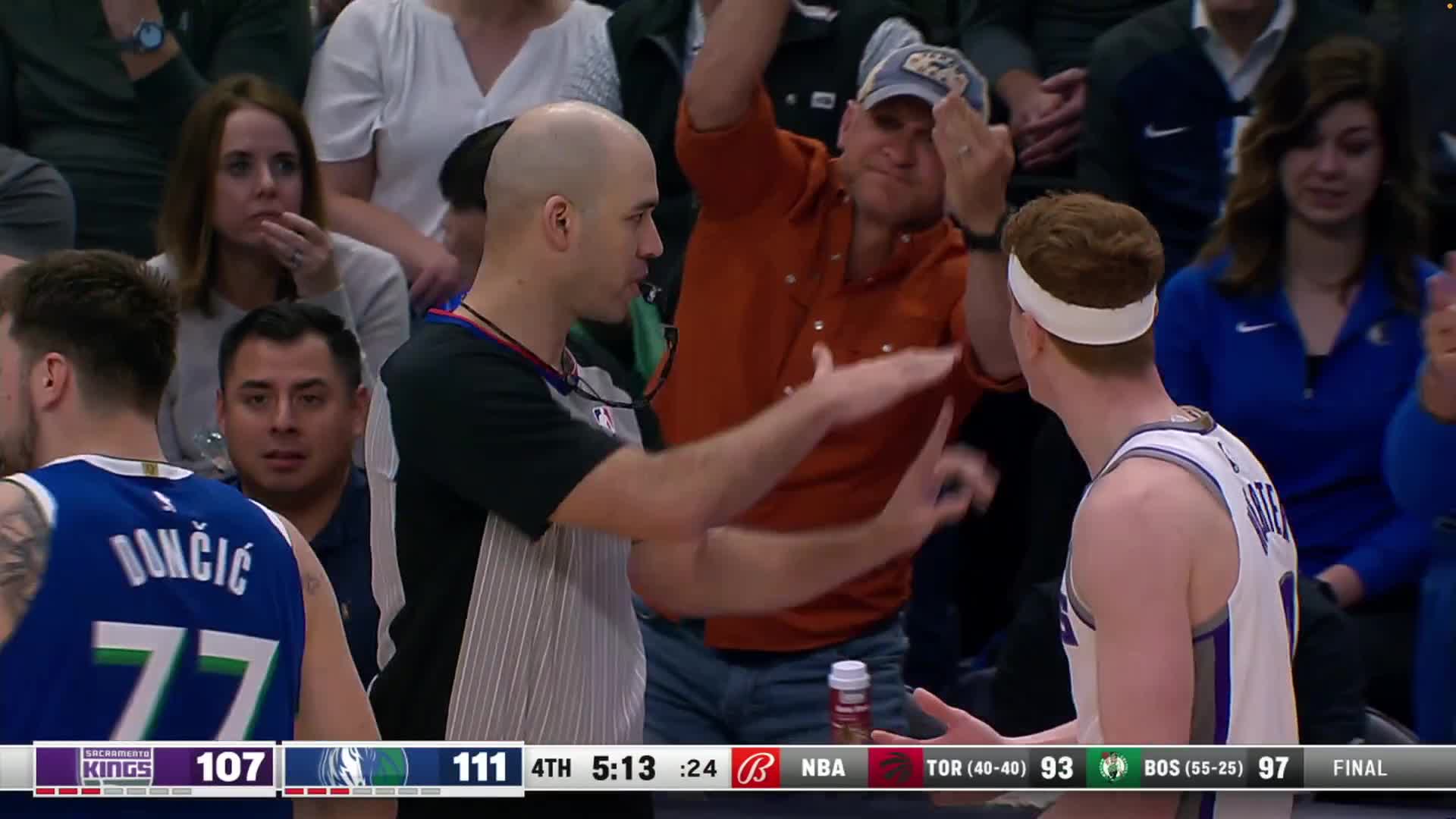 [Highlight] A sloppy kings possession leads to Kevin Huerter receiving a tech