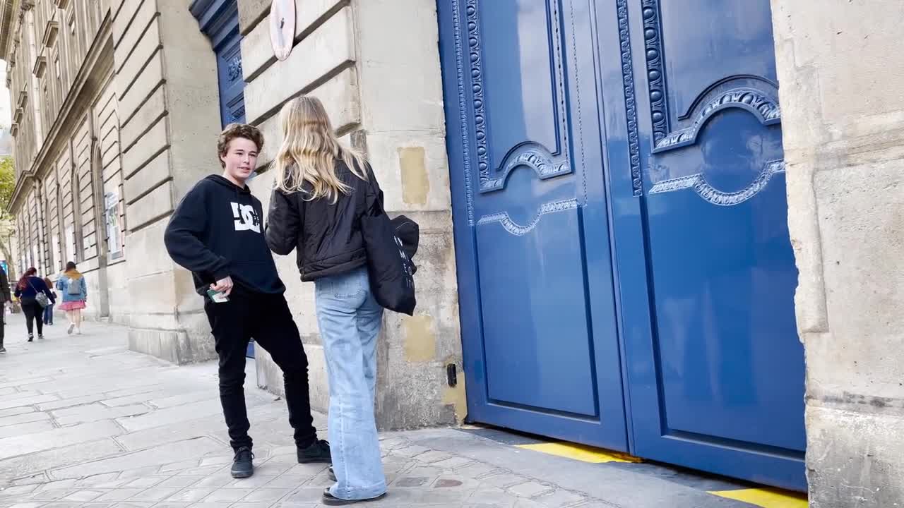 Watch Draguer une fille plus âgée quand on a 18 ans ? Voici Pierre, un ...