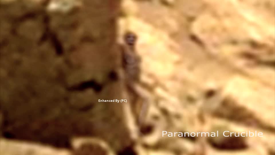 A mysterious "alien lady" is lurking behind the rock on Mars
