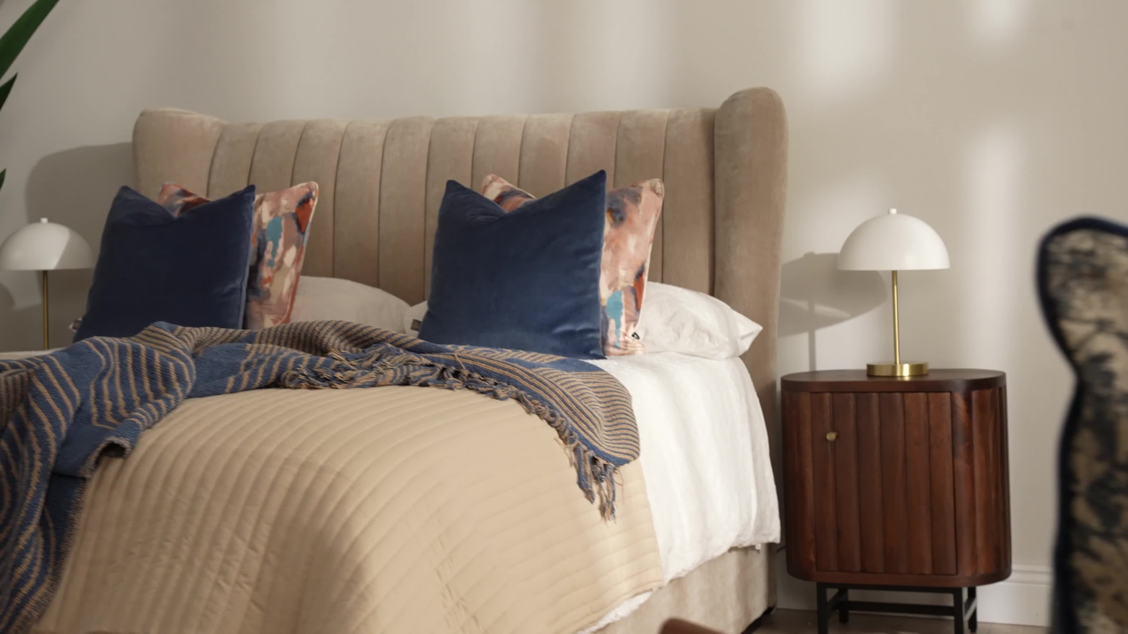 Watch shelley bed taupe | Streamable