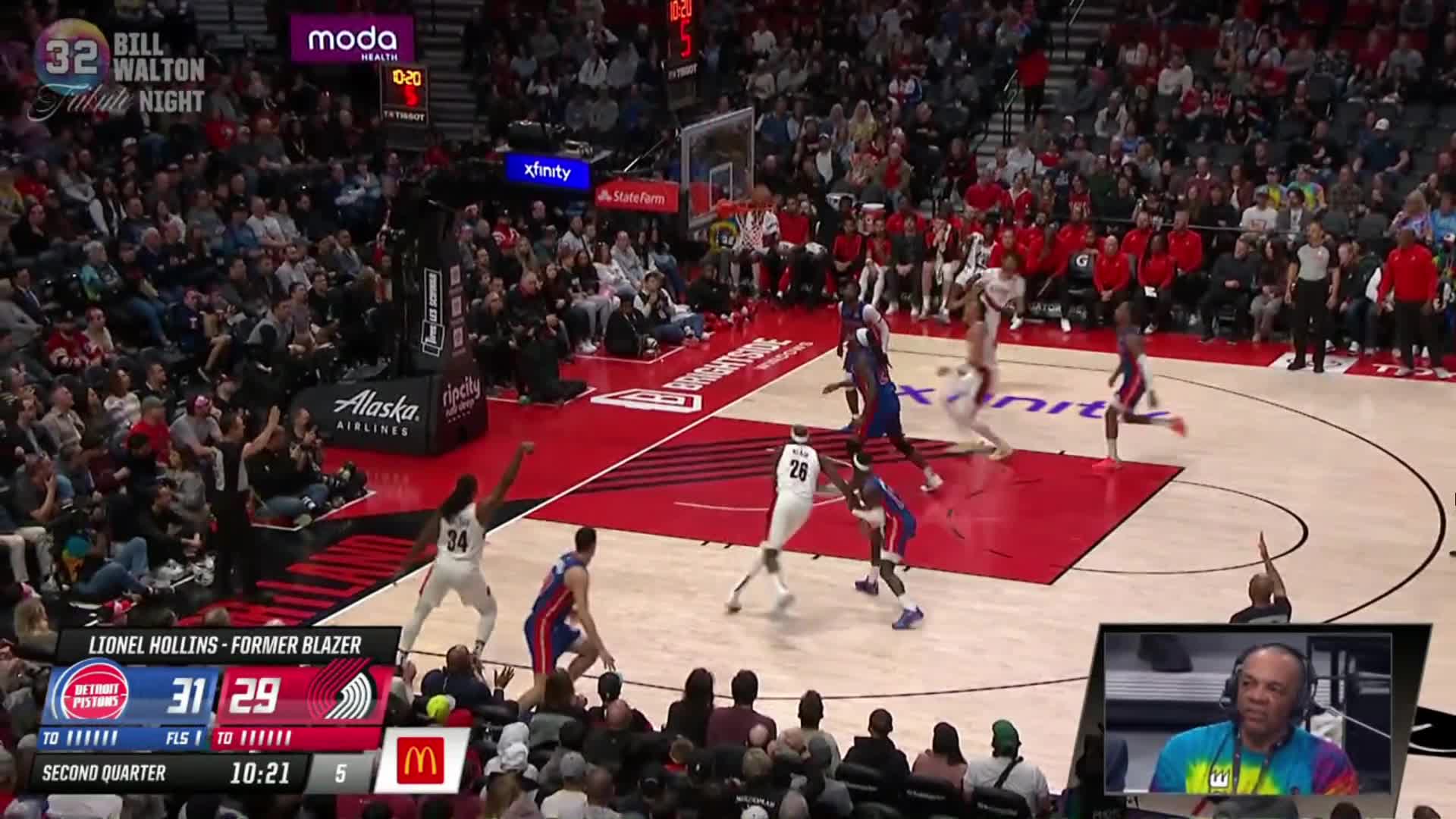 Watch Shae zips it to Bari in the corner for his 2nd three of the night | Streamable