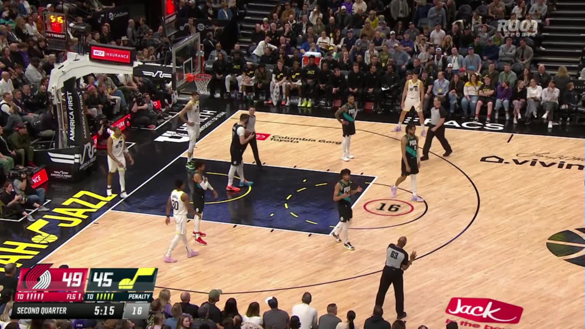 Watch Sharpe gets on a trampoline to throw down the lob | Streamable