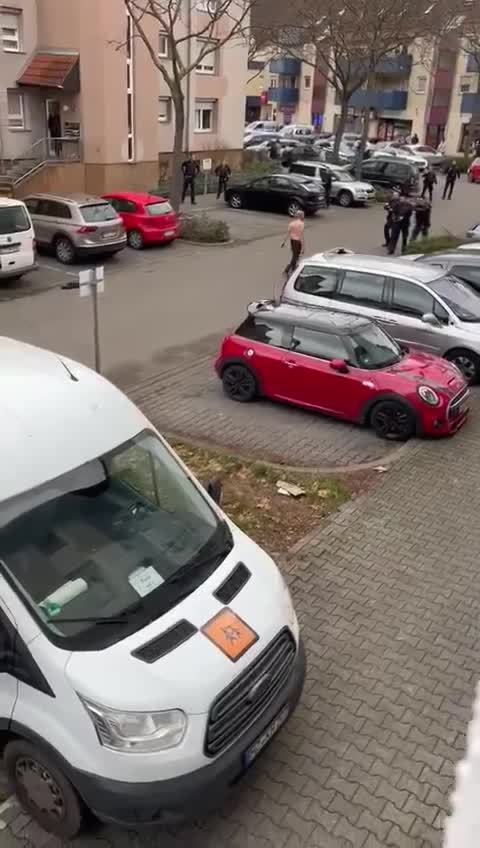 Watch almanya batimed silahsiz adama polis siddet orantisiz demok dikta ...