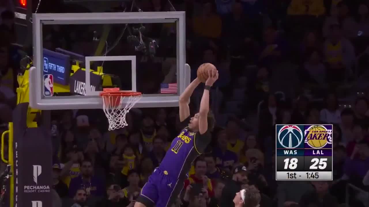 Watch [Highlight] Hayes throws it down off a perfect lob from LeBron | Streamable