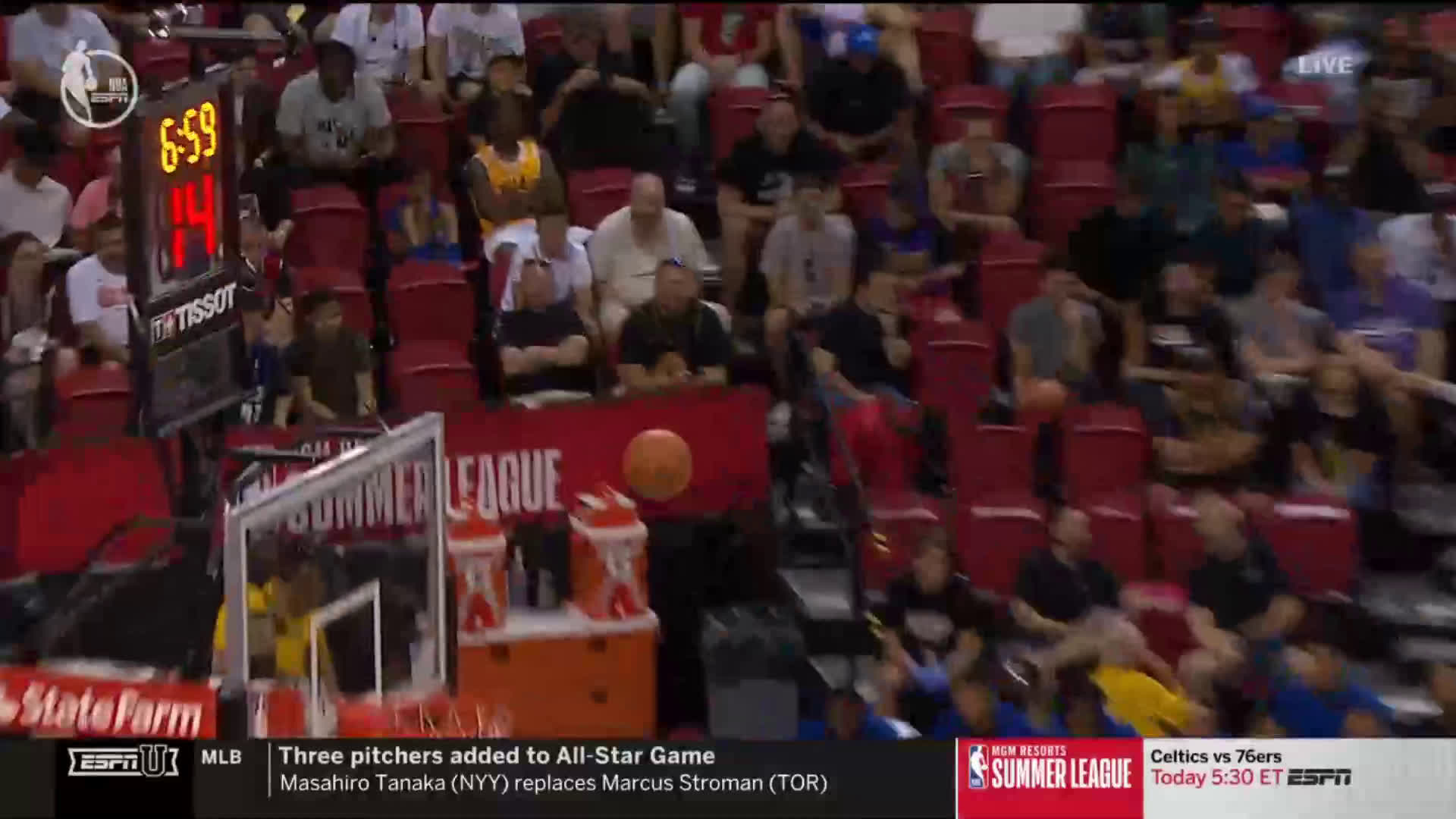 Robinson elevates for the putback JAM
