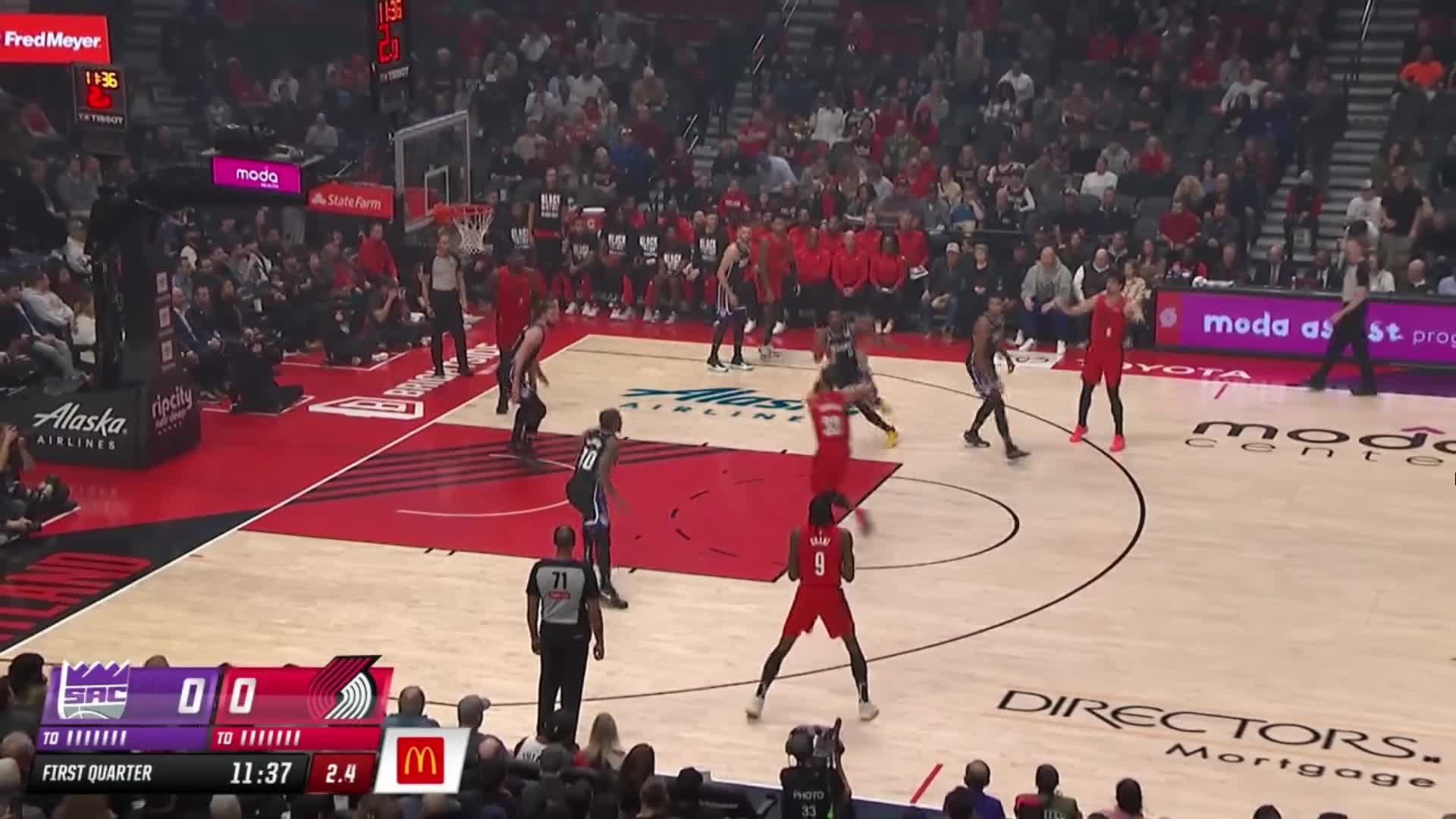 Watch Blazers use excellent passing to beat the shot clock in the first possession of the game ...