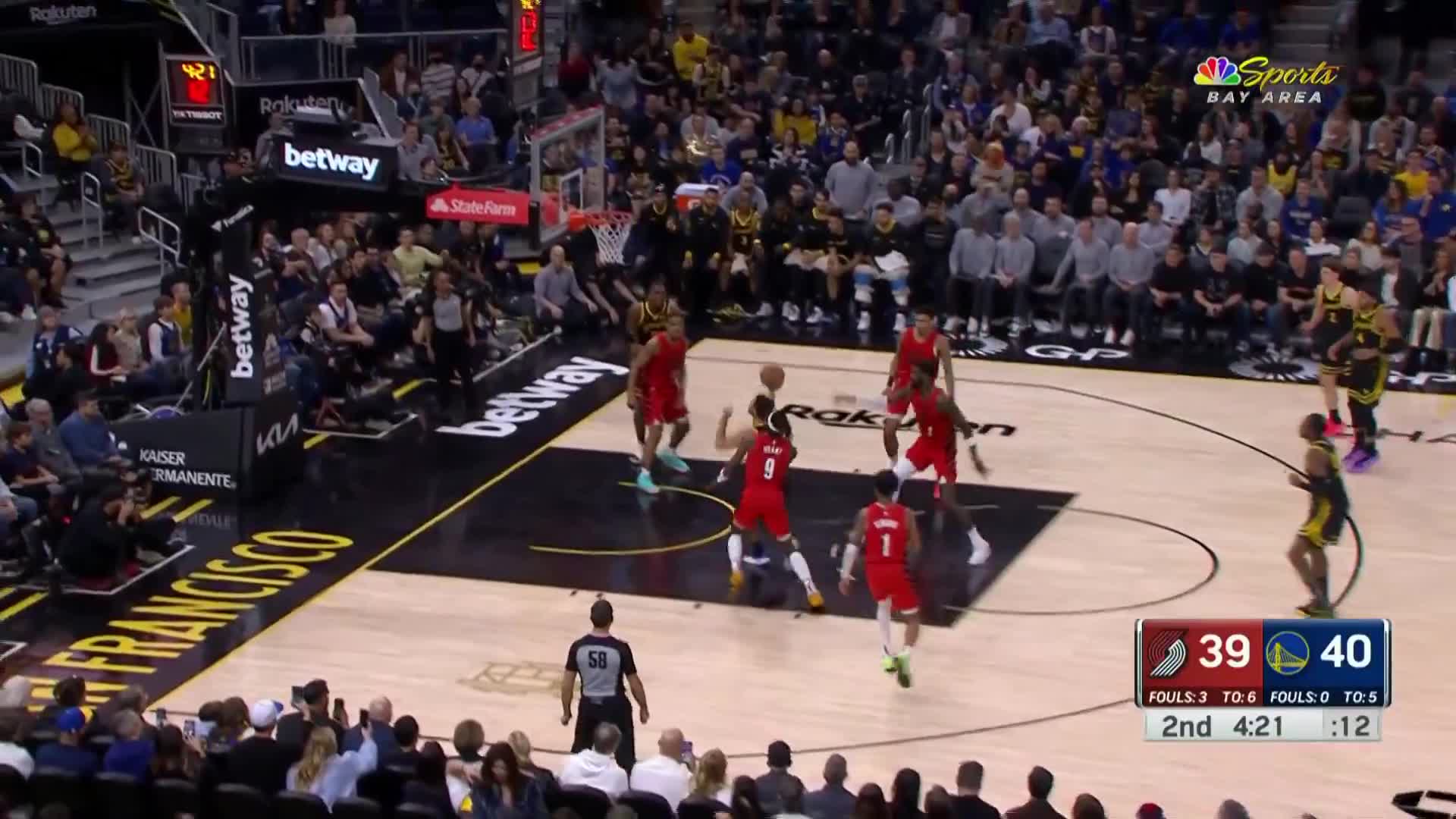 Watch [Highlight] Curry shows off the handles as he crosses his way to an easy layup | Streamable