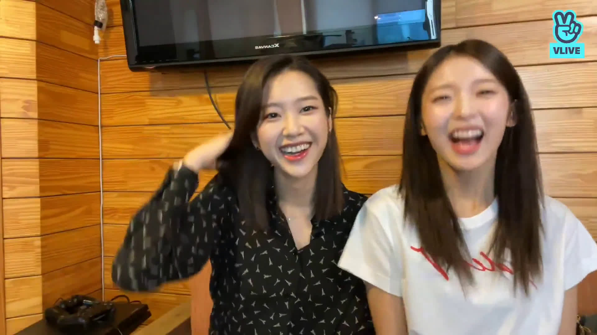 Watch jihorin anjoonk laugh cute | Streamable