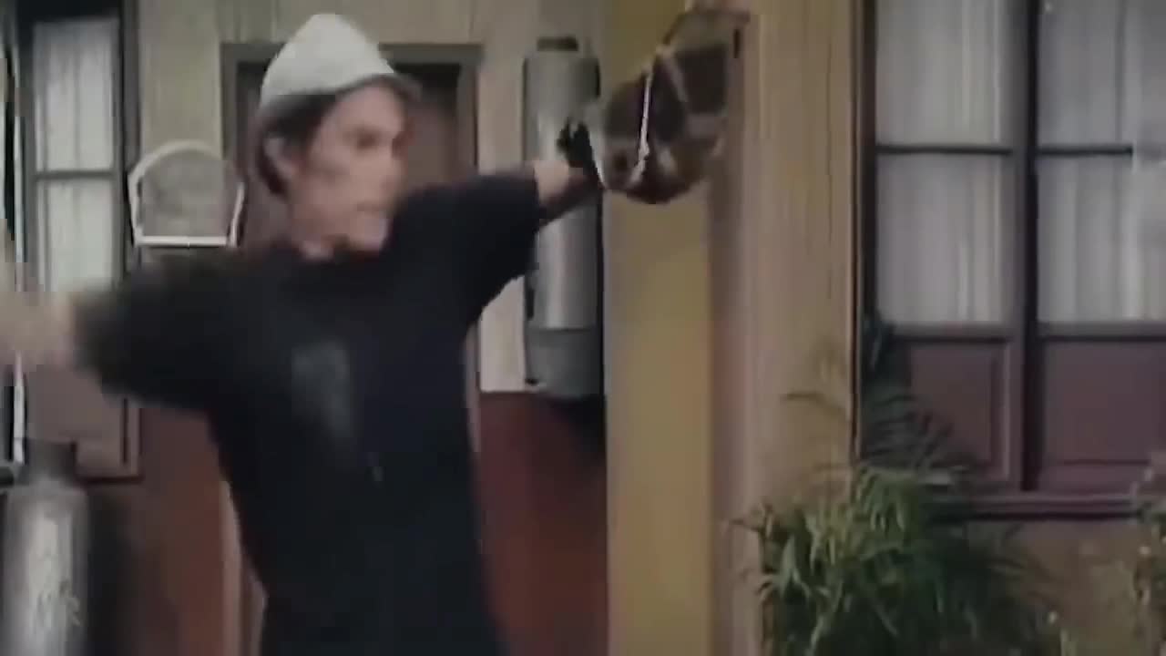 Watch Chaves é apagado da existência quando seu madruga bate nele | Streamable