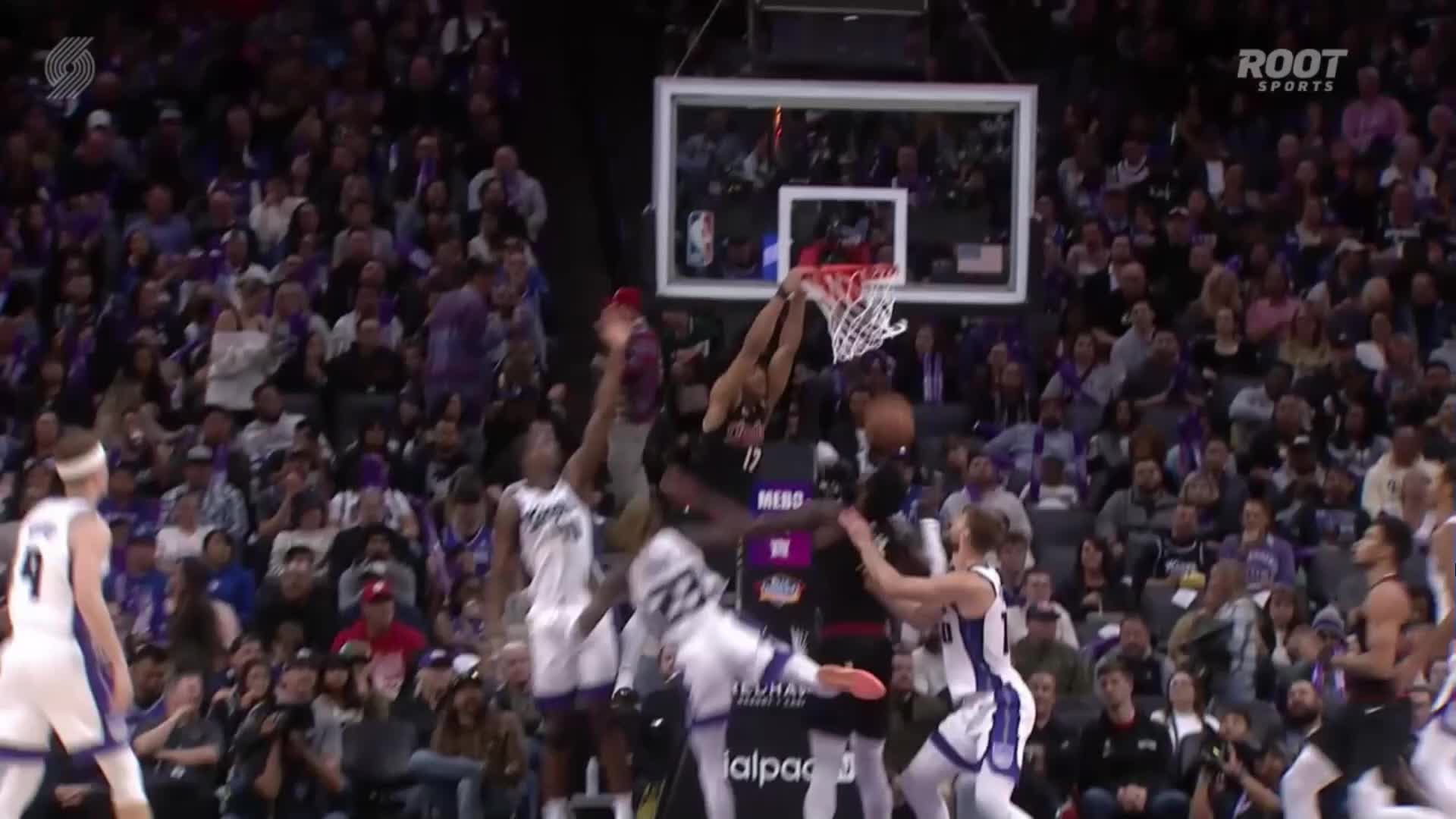 Sharpe gets into the paint and just explodes up over everyone for the dunk