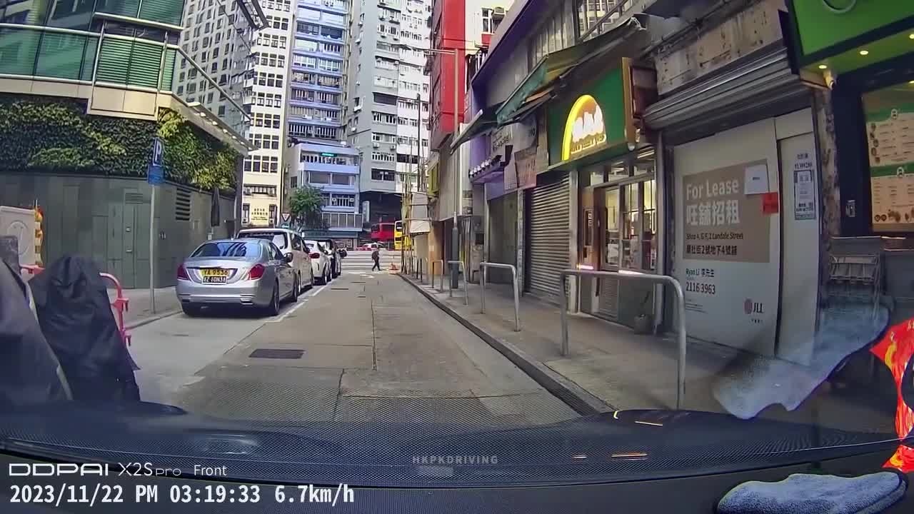 Watch 車CAM直擊 - 臭HI有樣睇😂 路中心慢慢行咁耐都唔輕呠得？仲叫人車埋去 | Streamable