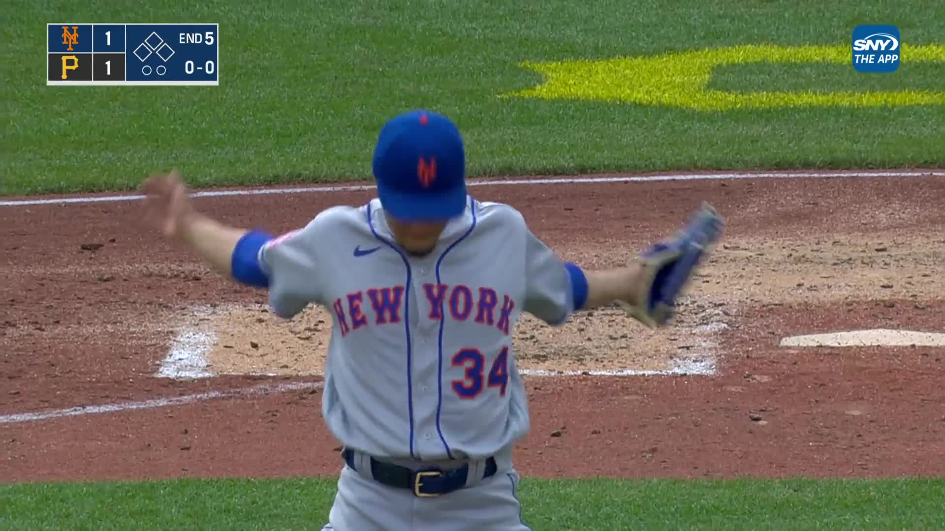 Brandon Nimmo with a super cool and fantastic diving catch.