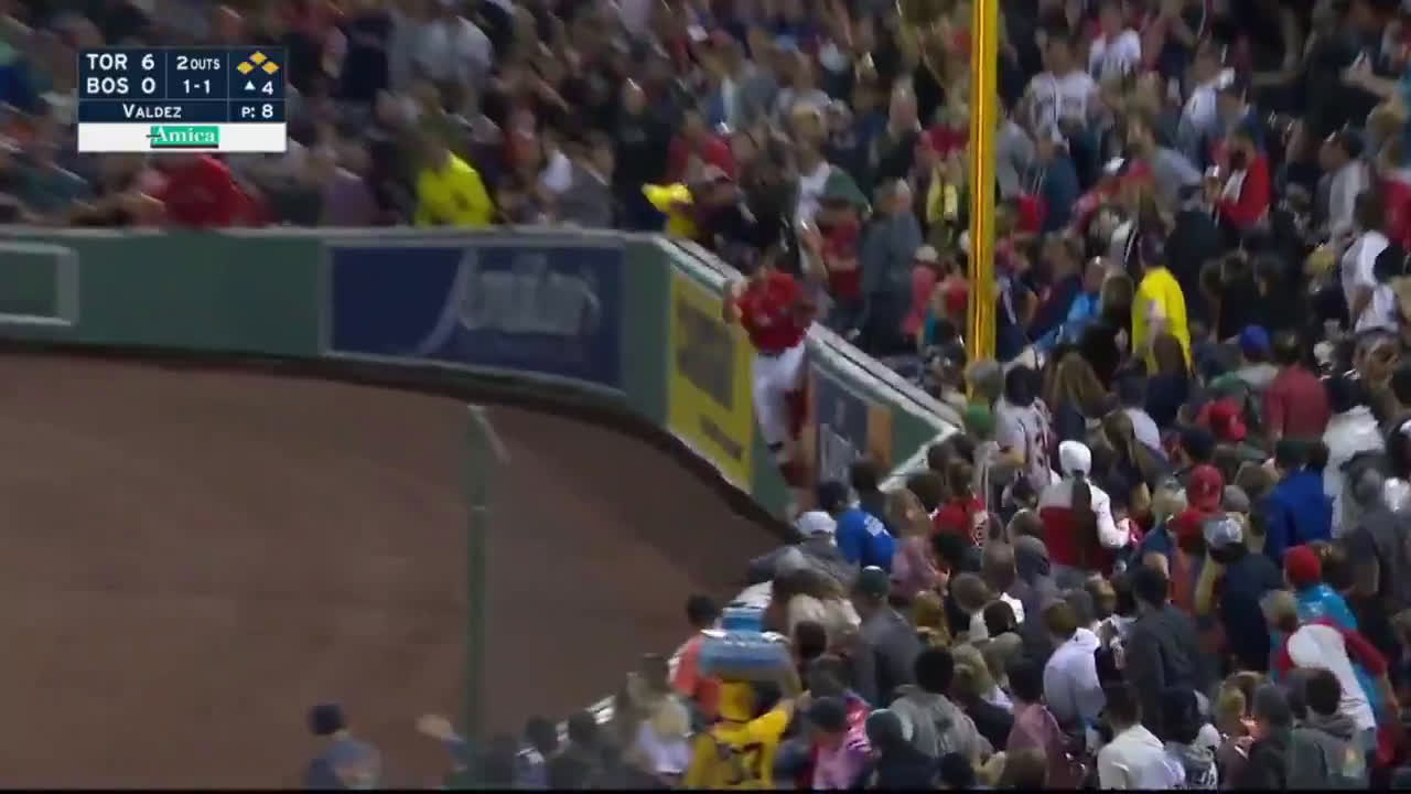 Hunter Renfroe makes an Amazing Grab