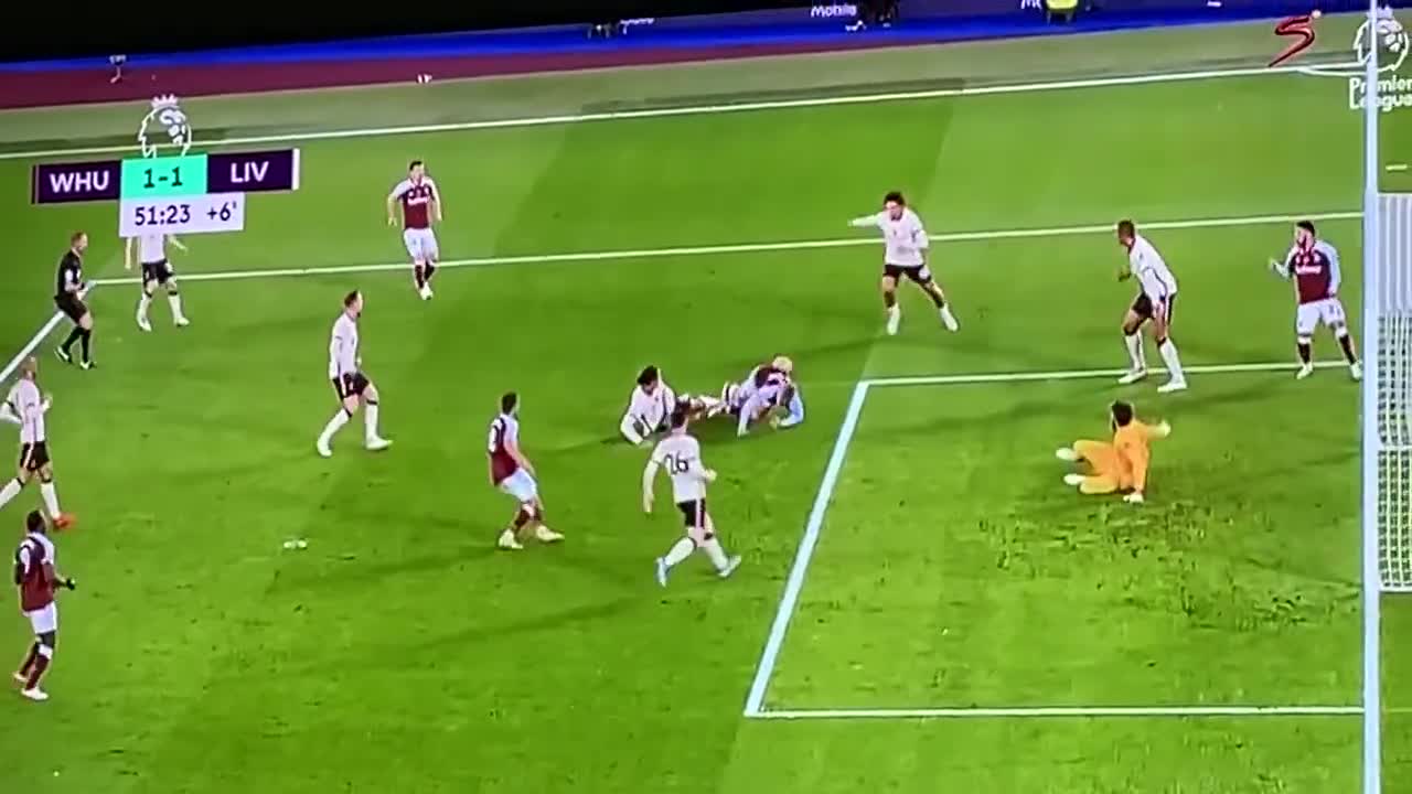 VVD tackle v. WHU