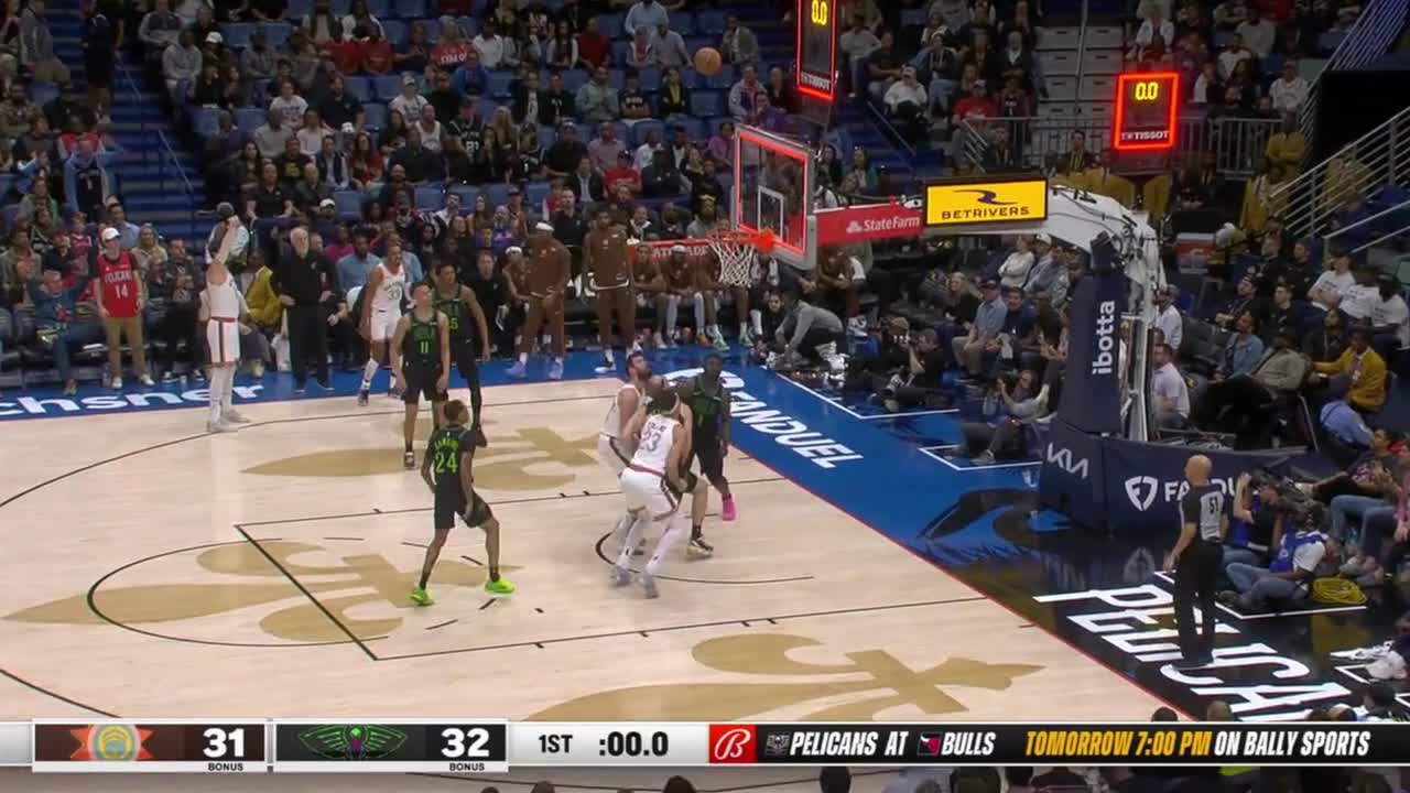 Zach Collins gets out of the way for a Trey Murphy III dunk.mp4