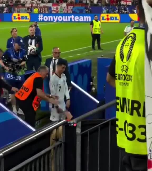 Watch Adepto descontrolado atira-se para cima de Cristiano Ronaldo | Streamable