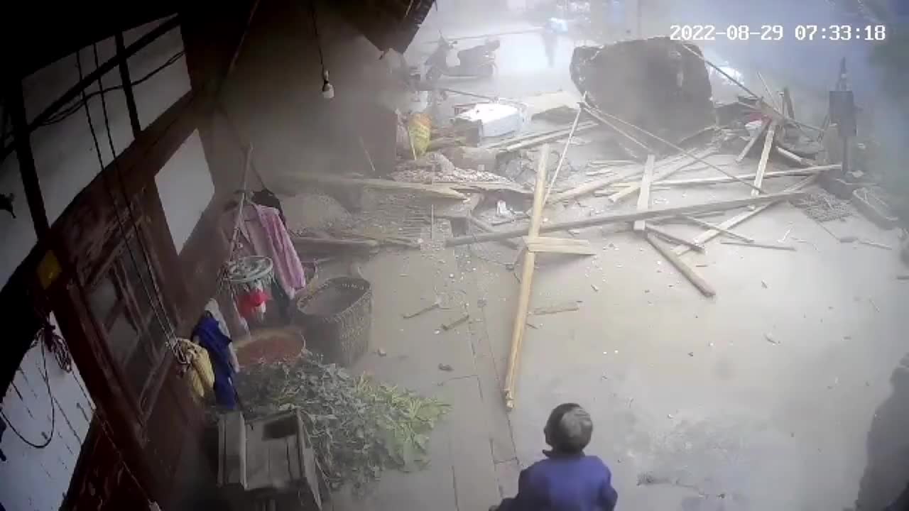 Ogromny głaz spada na dom