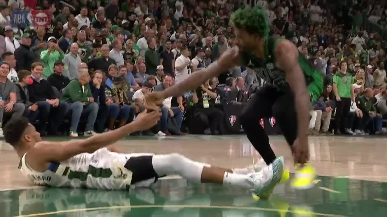 [Highlight] Marcus Smart tries to help Giannis up