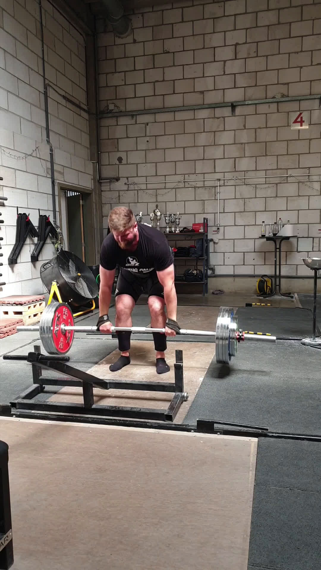 05-09-2022 240kg deadlift set 3