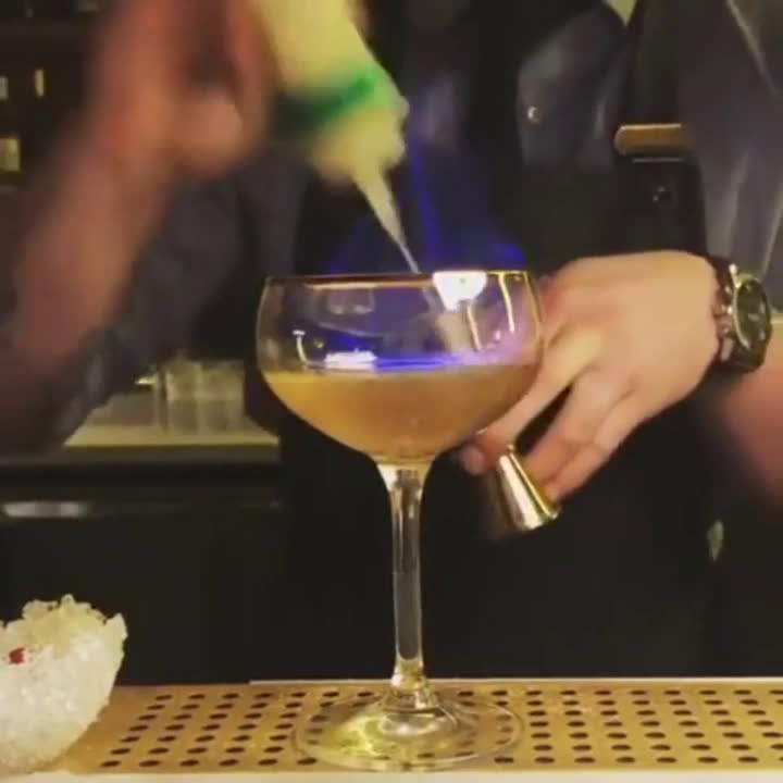 Barman robi drinka