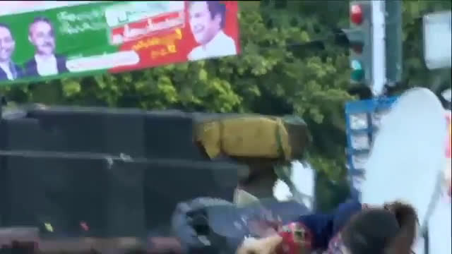 Female reporter faints in the middle of reporting and almost falls to ...