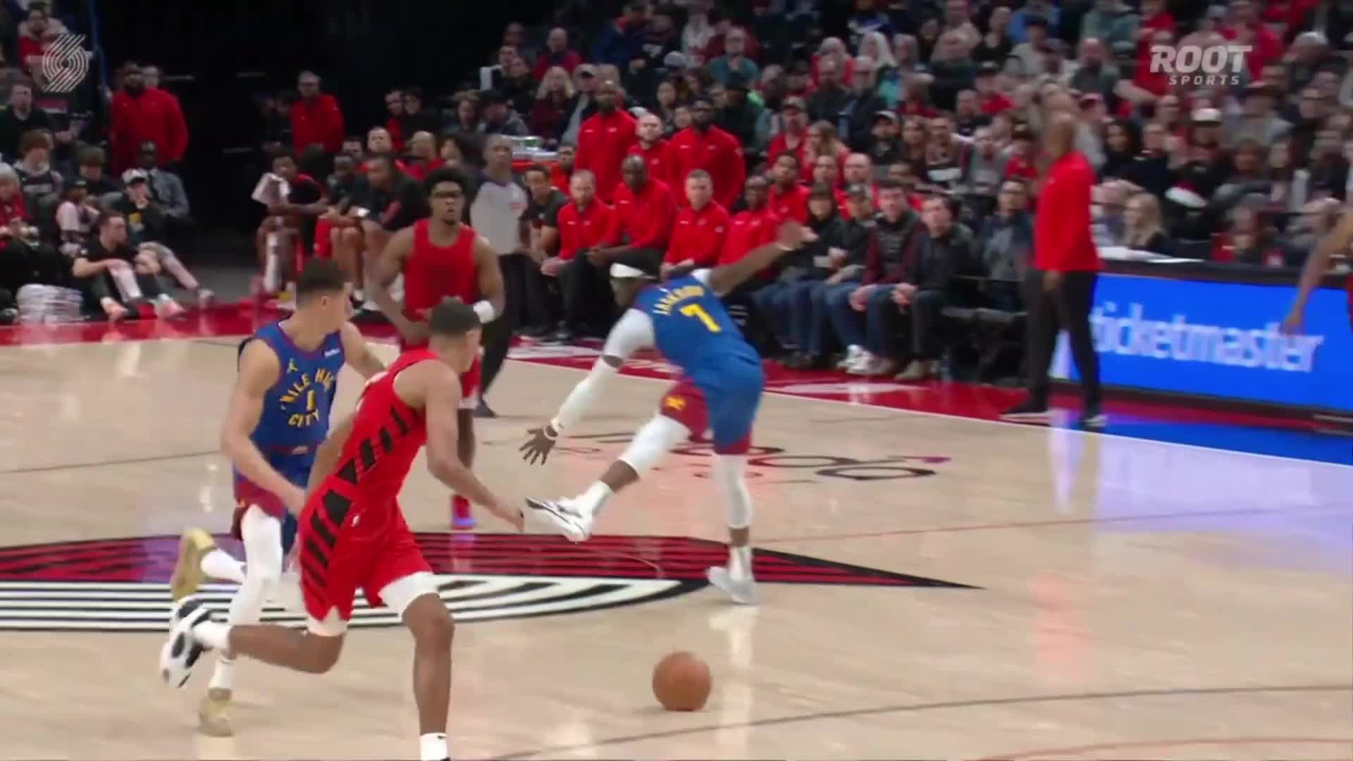 Watch Scoot throws a filthy bounce pass in transition to Kris for the dunk | Streamable