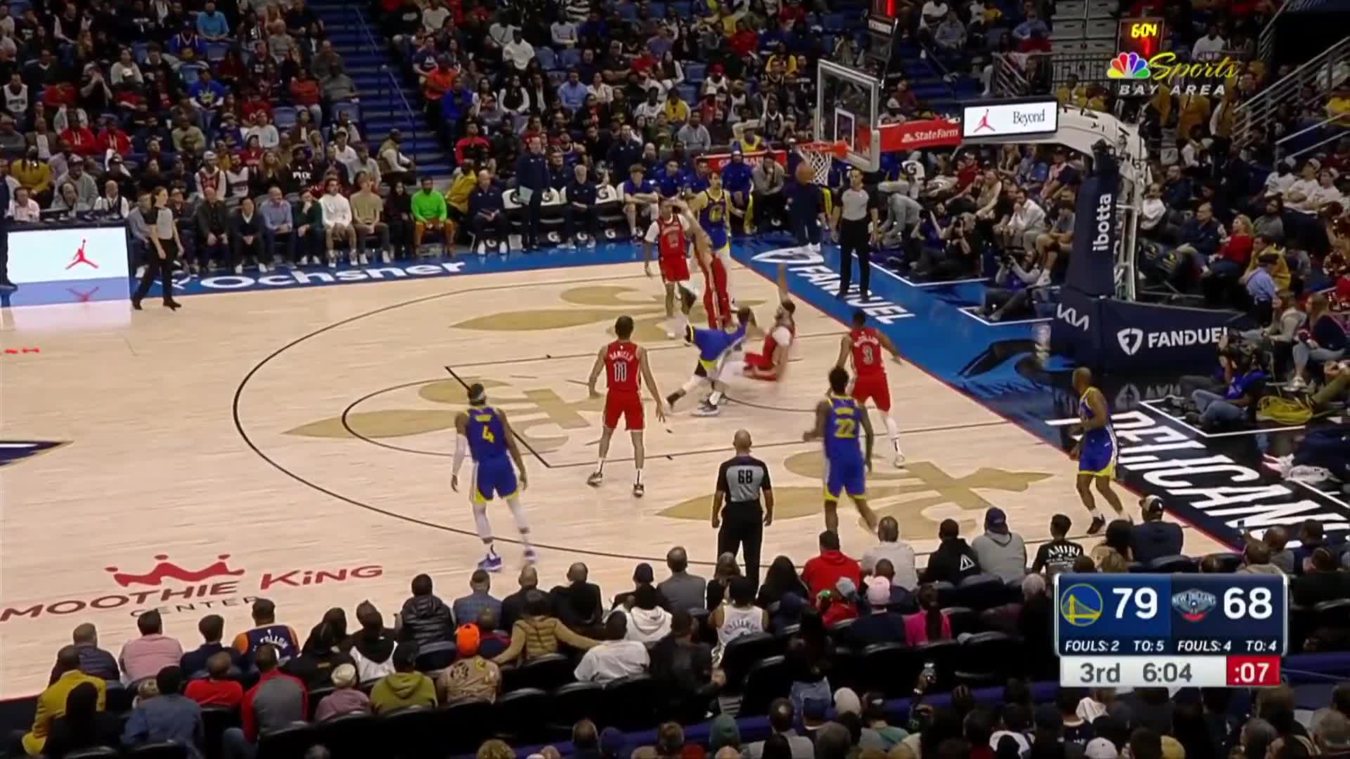 Watch [Highlight] Curry with a TOUGH scoop layup through contact | Streamable
