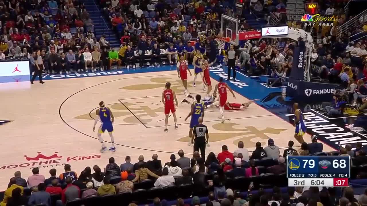 [Highlight] Curry with a TOUGH scoop layup through contact