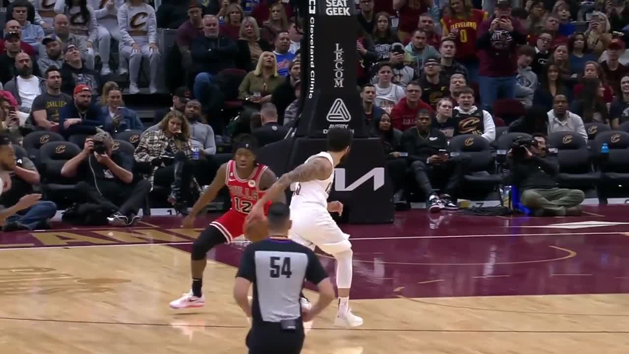 [Highlight] Ricky Rubio making magic with a fancy behind the back ...