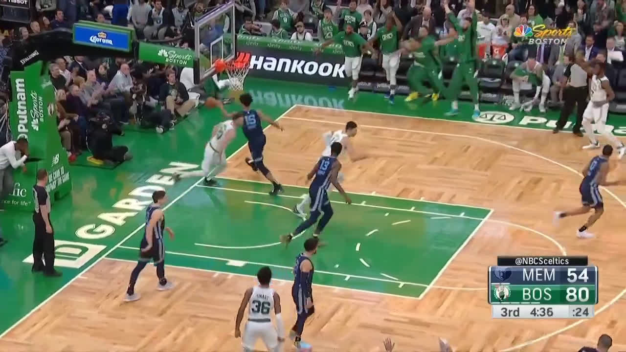[Highlight] Gordon Hayward takes it to the rim for the contested dunk