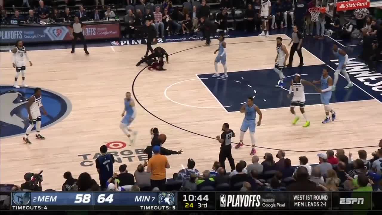 [Highlight] A person runs on to Target Center in the middle of the game