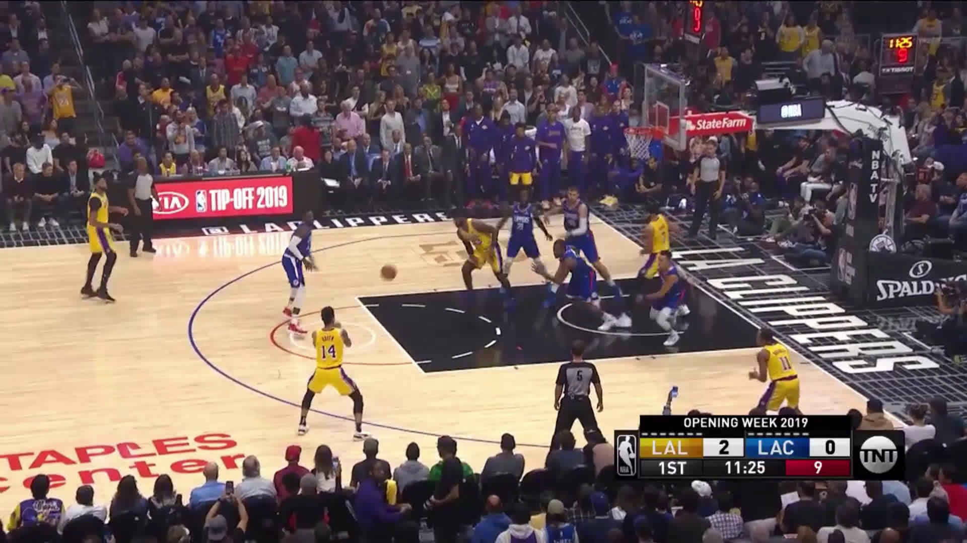 Lebron posting up vs Clippers opening night