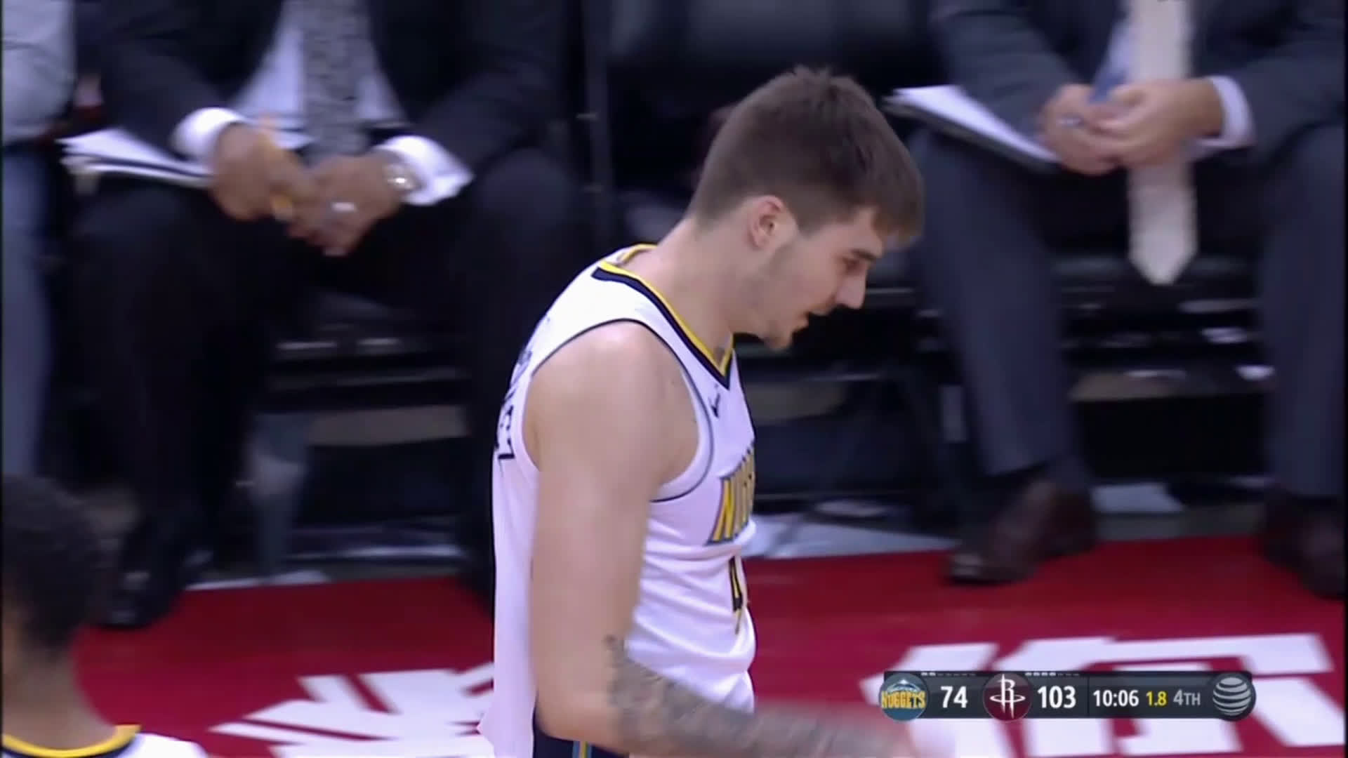 CP3 puts on a show for the fans