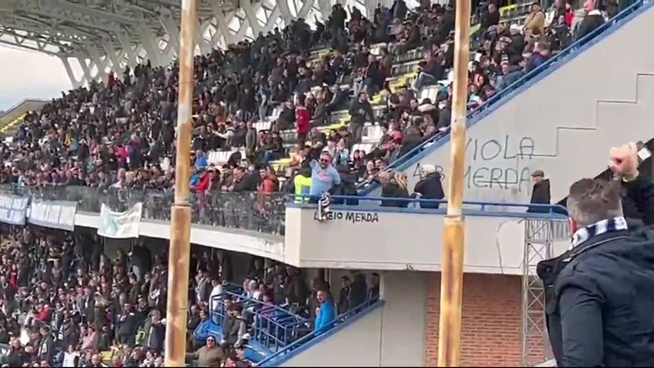 Watch Al Castellani appare una sciarpa anti Juve applausi dei tifosi ...