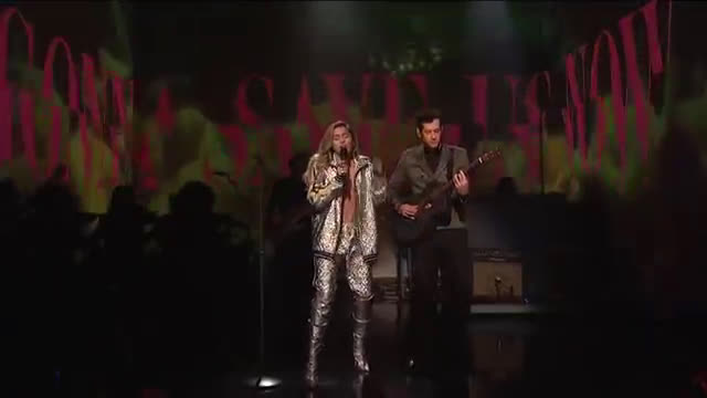 Mark Ronson and Miley Cyrus Nothing Breaks Like a Heart (Live) - SNL